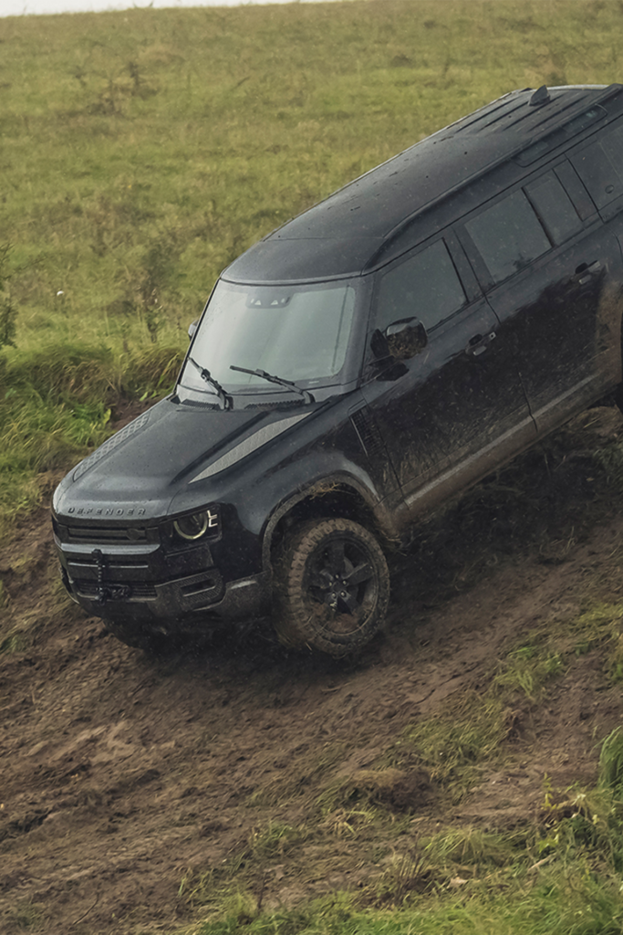 007_NTTD Defender_PORTRAIT | James Bond 007