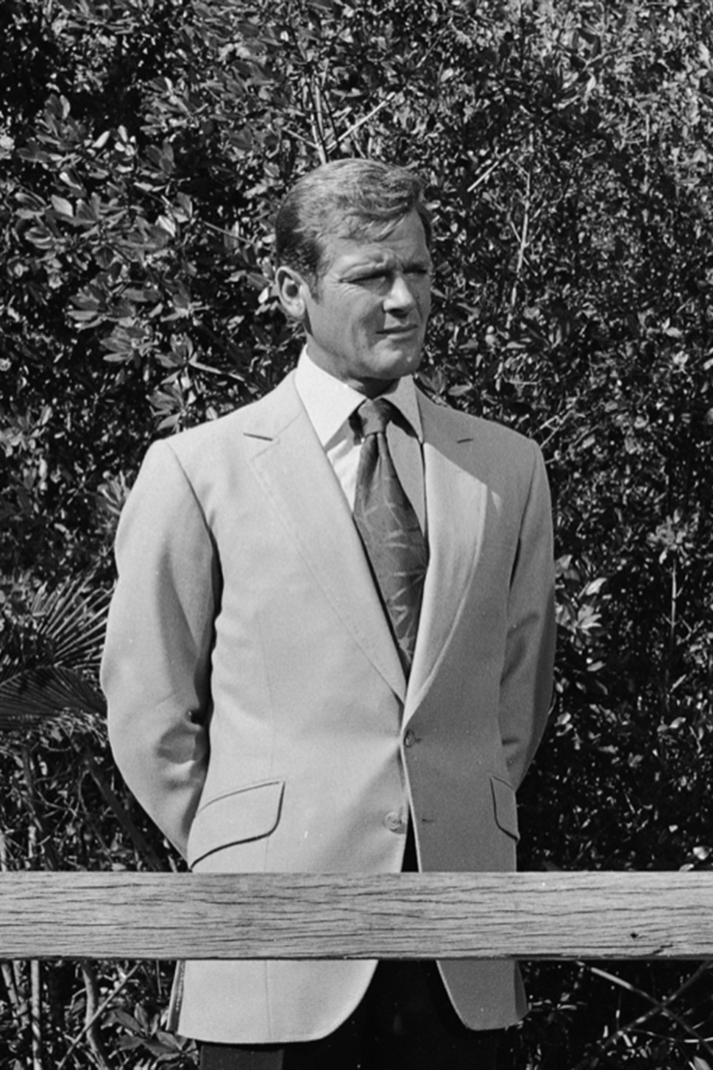 007_Croc Step_PORTRAIT | James Bond 007