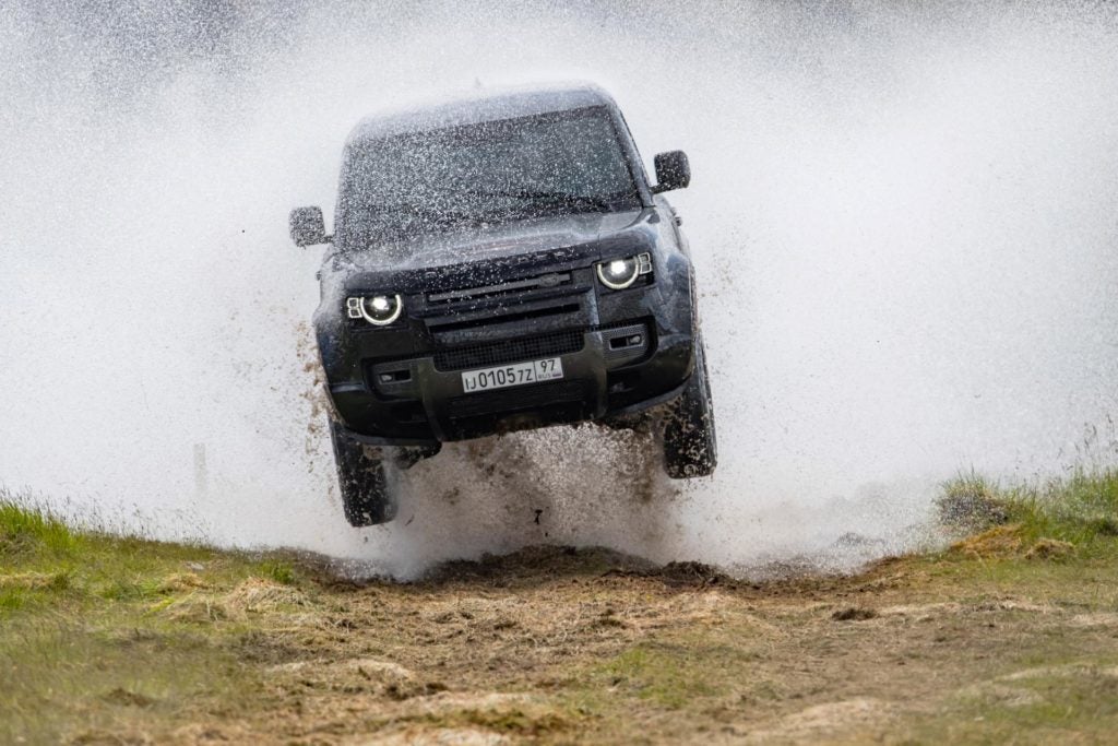 The-New-Land-Rover-Defender-in-action | James Bond 007
